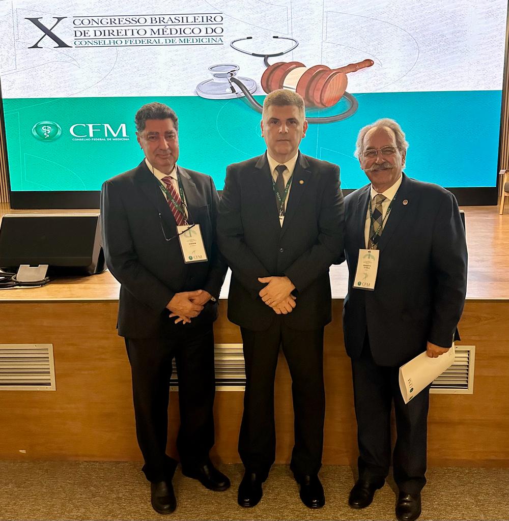 Presidente do CRM-SC, Marcelo Reis e os conselheiros, Alfredo Cherem e ...